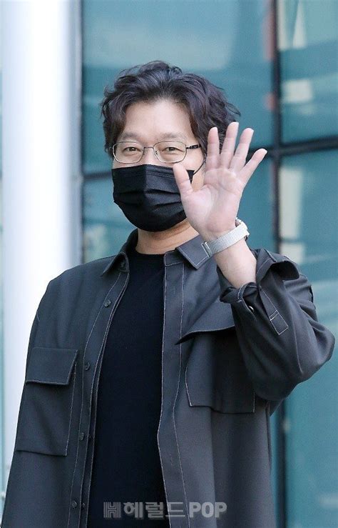 [포토]유재명 친절한 인사 네이트 뉴스