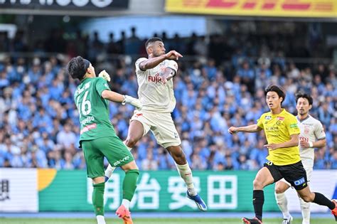 画像・写真：指揮官も「軽症を祈るだけ」と心配する中、試合後に病院搬送……j1柏gk松本健太が脳震とうで試合途中に担架でピッチ離れる 相手選手と