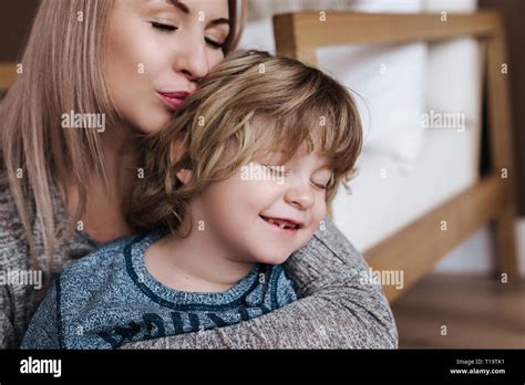 Les Baisers De La Mère Est Son Fils Mère Et Fils Heureuse Fête Des