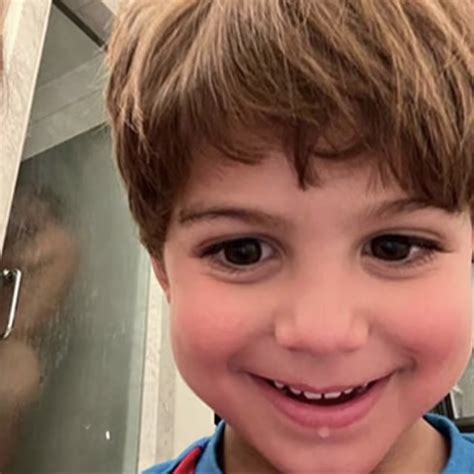 Jessie James Deckers 4 Year Old Took Naked Pic Of Dad In Shower