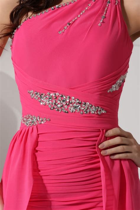 Robe Soirée Courte Asymétrique En Mousseline Fuchsia Ornée De Bijoux