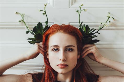 배경 화면 얼굴 여자들 빨간 머리 모델 초상화 긴 머리 파란 눈 뷰어를보고 사진술 무기를 들고 피부 꽃