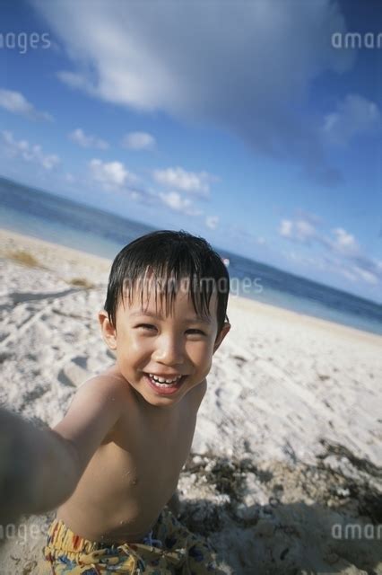 砂浜で笑う日本人の男の子の写真素材 [fyi01366629] ストックフォトの Qlean Market