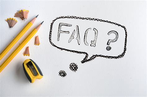 화이트 Faq 텍스트 단어 창조적인 작업 도구 프로젝트와 수채화 종이 드로잉에 면도 함께 노란색 연필 개념에 대한 스톡 사진 및