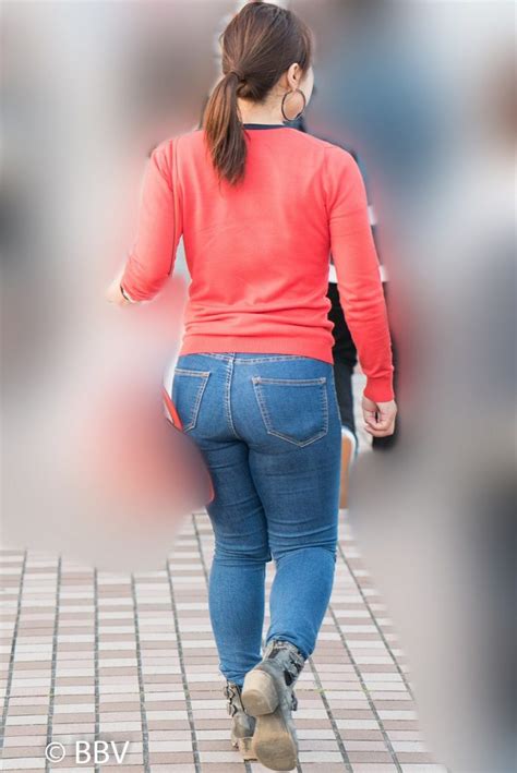 デカ尻お嬢さん！はち切れそうなタイトデニムのプリケツが最高！ Beauty Back View Free Download Nude