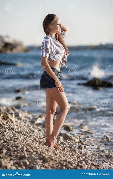 ä¸€ä¸ªç¾Žä¸½çš„å¹´è½å¥³äººï¼Œé•¿ç €ç›´å ‘ï¼Œç‹¬è‡ªå åœ¨æµ·è¾¹çš„çŸ³å