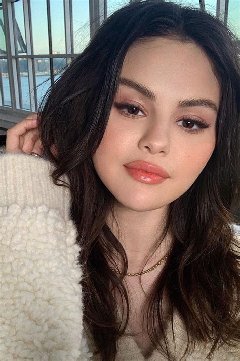 Selena Gomezs Peachy Make Up Is The Ultimate Autumn Look British Vogue