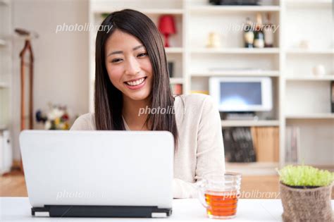 女性 ノートパソコン 写真素材 [ 1445359 ] フォトライブラリー Photolibrary