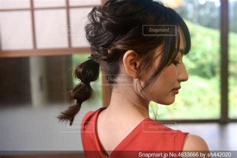 窓の前に立っている女性の写真・画像素材[4633666] Snapmart（スナップマート）