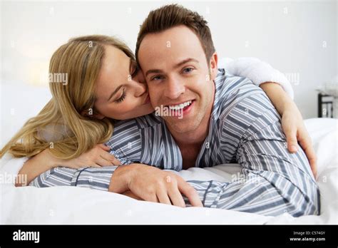 Mann Und Frau Beim Küssen Im Bett Fotos Und Bildmaterial In Hoher