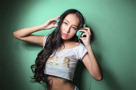 배경 화면 여자들 초상화 긴 머리 아시아 사람 사진술 가수 흑발 유행 헤드폰 수퍼 모델 명음 소녀