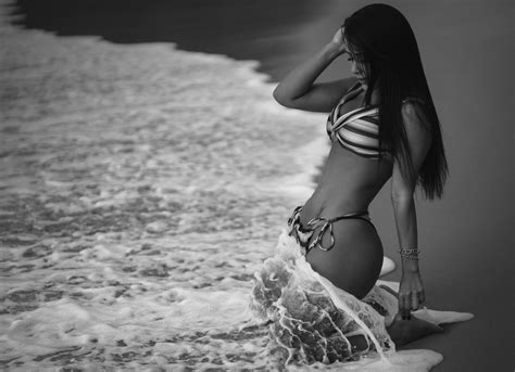 Fondos De Pantalla Mujer Modelo Morena Pelo Largo Perfil Bikini