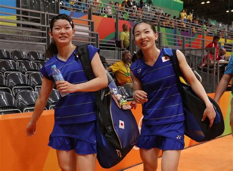 女子ダブルスで決勝進出を決め、笑顔で引きあげる高橋礼華（左）、松友美佐紀組＝16日、リオ中央体育館、林敏行撮影 （11 16）－バドミントン
