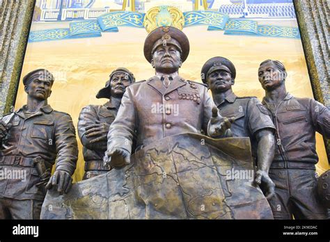 Una Estatua De Bronce Escultura De Un Grupo De Comandantes Militares