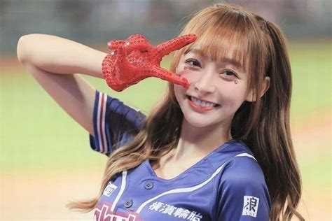 「ボディがえげつない！」台湾超人気チアが披露した“ベッドの上で谷間ドキリ”にファン熱狂！「可愛すぎて倒れそう」 The Digest