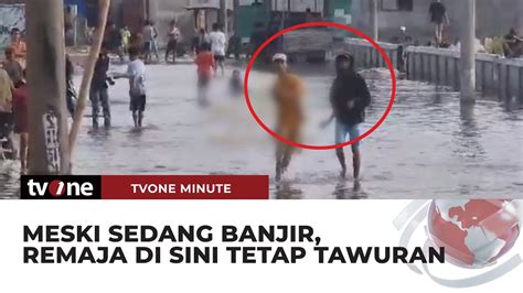 Miris Dua Kelompok Remaja Tetap Tawuran Meski Di Tengah Banjir Rob