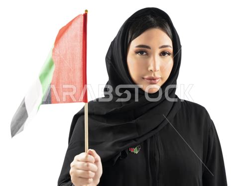 بورتريه لمرأة عربية خليجية إماراتية، ترتدي العباءة الخليجية، تحمل علم