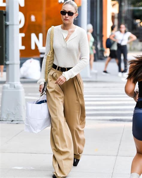 Pin By 장정임 Kate On Beige Pants Bella Hadid Outfits Models Off Duty