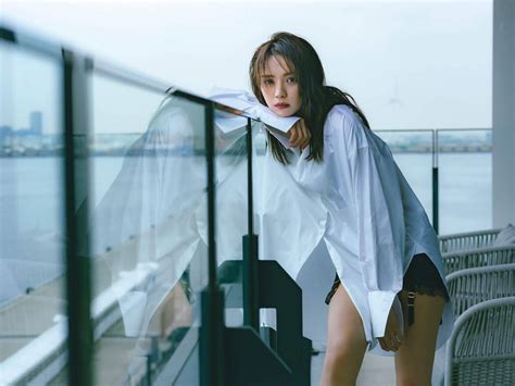 櫻坂46・小林由依、“3つのオトナな表情”｜2nd写真集『意外性』の限定表紙を解禁 2022年8月30日 エキサイトニュース