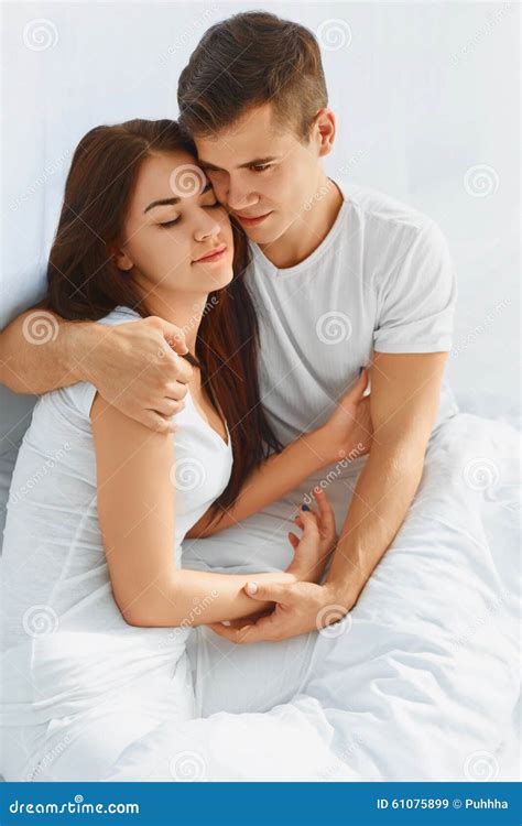 Portrait Des Couples Dans Lamour Dans Le Lit Image Stock Image Du