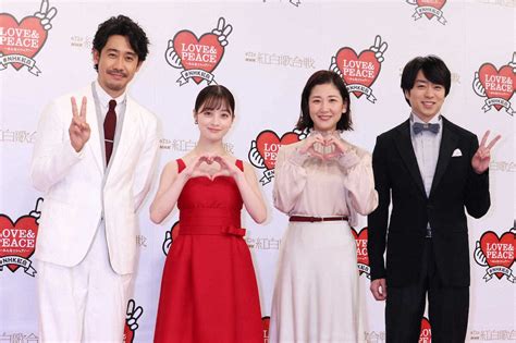 第73回nhk紅白歌合戦のリハーサルで、取材に応じる司会の（左から）大泉洋、橋本環奈、桑子真帆アナウンサー、櫻井翔（代表撮影） ― スポニチ