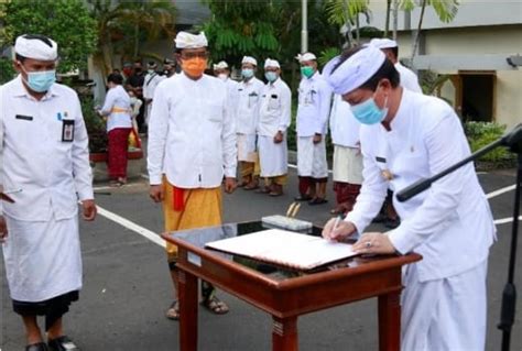 Bupati Klungkung I Nyoman Suwirta Lantik 55 Pejabat Pemkab Klugkung
