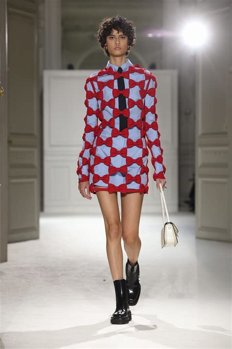 Abiti Storti Vestiti Strappati E Fiocchi Le Tendenze Moda Dalle