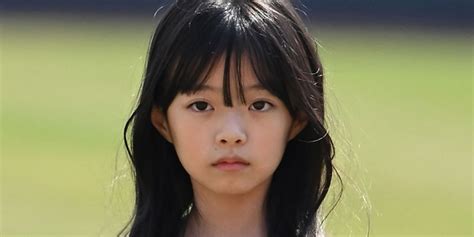 【photo】「ザ・グローリー」出演の子役オ・ジユル、始球式に登場…可愛らしいユニフォーム姿 Kstyle
