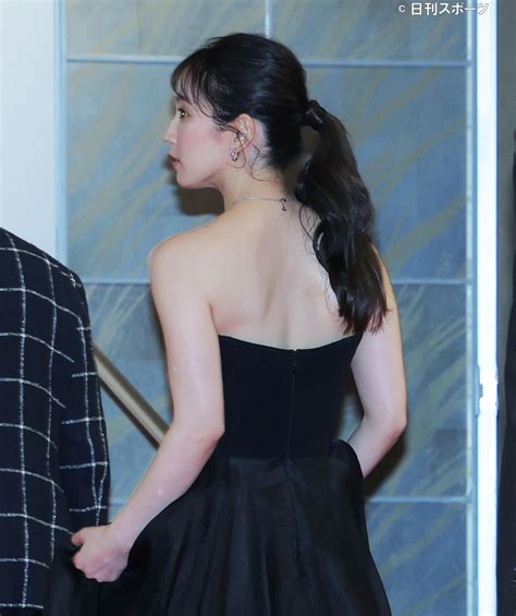 吉岡里帆 肩を大胆露出した黒ロングドレス姿「歴史ある華やかな賞で光栄」 芸能写真ニュース 日刊スポーツ
