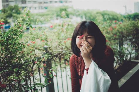 무료 이미지 화이트 녹색 빨간 아름다움 피부 말뿐인 스냅 사진 노랑 헤어 스타일 눈 잔디 미소 사진술