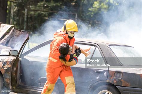 Photo Libre De Droit De Pompier Pour Sauver La Fille Dans Le Feu Et La