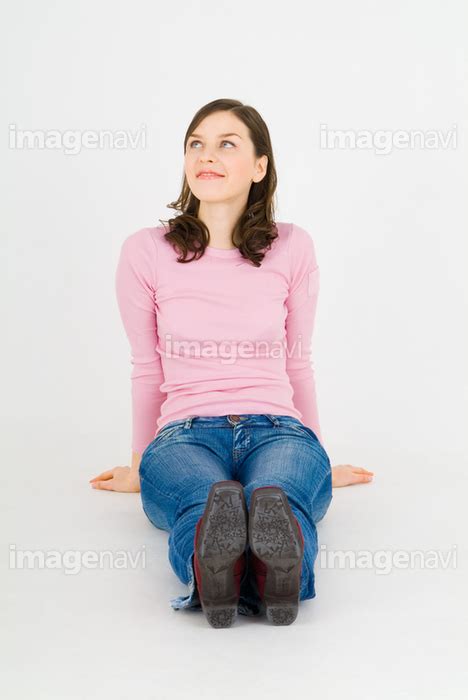 【足を伸ばして座る女性】の画像素材 10603020 写真素材ならイメージナビ