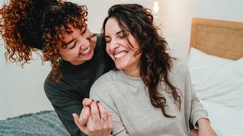 The Body Language Of Attraction How To Read If Someone Is Into You