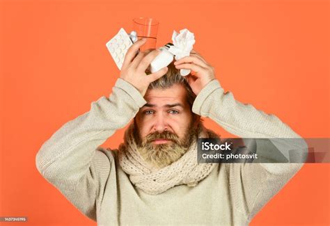 여전히 아프다 건강과 의학 숙취 항우울제 사용 남성 자기 치료 알약과 비강 스프레이를 가진 남자 기침 감기와 콧물 치료제