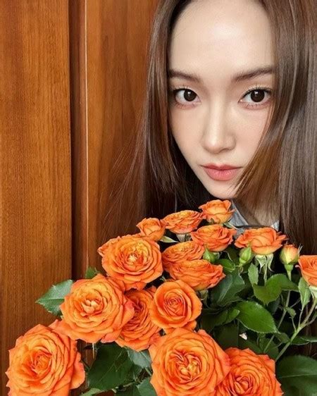 元「少女時代」のジェシカ、まるで猫のような優雅さ…中国での再デビュー後より美しさに磨きがかかった？｜infoseekニュース