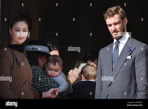 Beatrice Borromeo Casiraghi Y Pierre Casiraghi En El Balcón Del Palacio