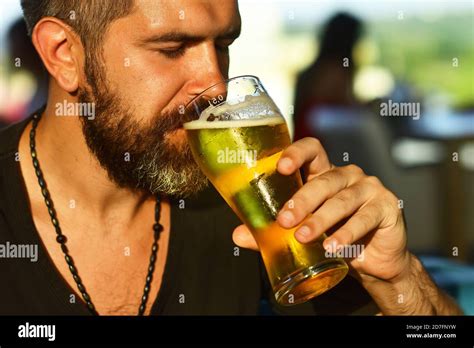 Feliz Hombre Elegante Bebiendo Cerveza Barbeard Hombre Bebiendo