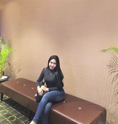 Gambar Mungkin Berisi 1 Orang Duduk Dan Dalam Ruangan Fashion