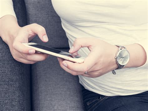 무료 이미지 아이폰 스마트 폰 변하기 쉬운 손목 시계 화면 사과 사람들 소녀 여자 과학 기술 화이트