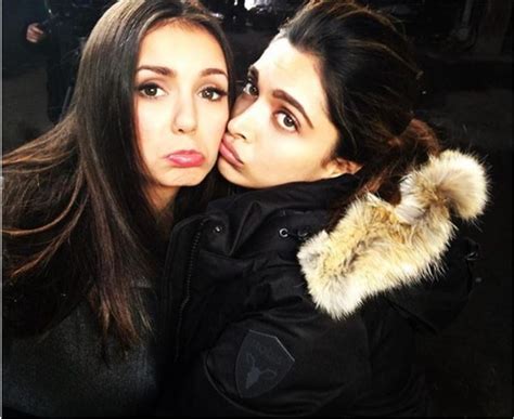 20 Best Selfie Poses To Copy Right Now Buzz16