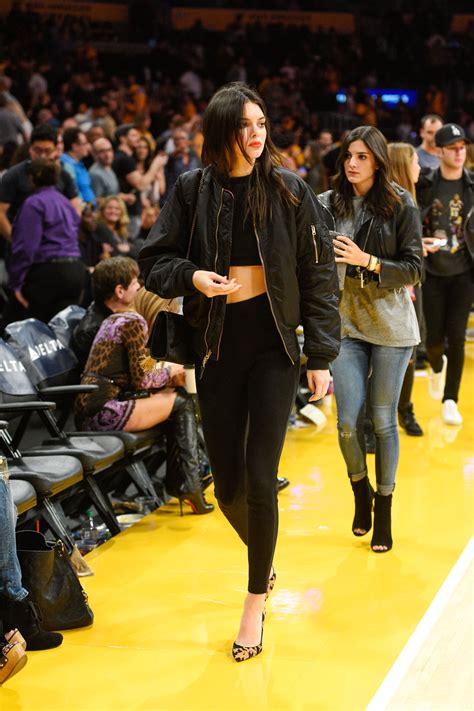 Kendall Jenner Bares Her Midriff In A Hot Pink Crop Top – Artofit