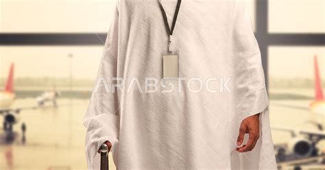 إرتداء بطاقة تعريف بيضاء، الاستعداد للسفر والذهاب لاداء فريضة الحج، شاب