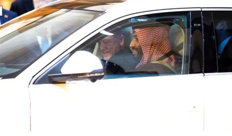 ولي العهد محمد بن سلمان يبهر السعوديين ويقود سيارة كهربائية شاهد كيف