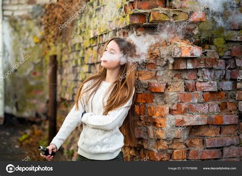 Une Adolescente Filante Jeune Jolie Adolescente Blanche Caucasienne