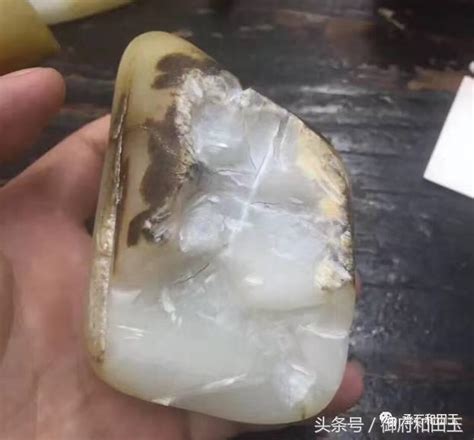 一塊廢料原石竟切出羊脂玉，身價立刻暴漲10倍！ 每日頭條