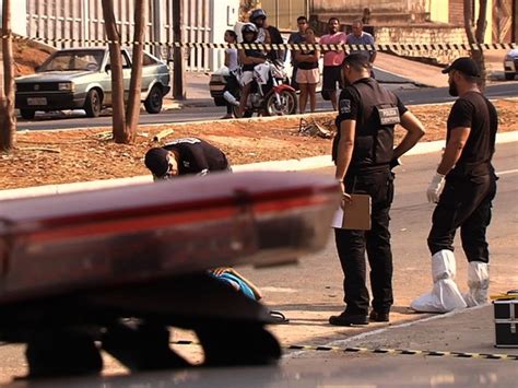 G1 Jovem é Morto A Tiros Ao Ir Buscar A Namorada Em Curso Diz
