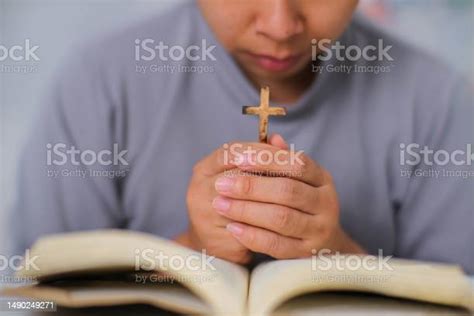 한 여자가 성경을 읽고 기도하고 성경에 손을 얹고 있다 영적 또는 성경 공부 개념 경전에 대한 스톡 사진 및 기타 이미지