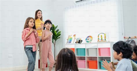Asiatique Belle Jeune Femme Enseignante Enseignant Une Leçon à Un