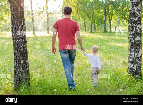 Padre E Hijo A Caminar En El Parque En Verano Fotografía De Stock Alamy