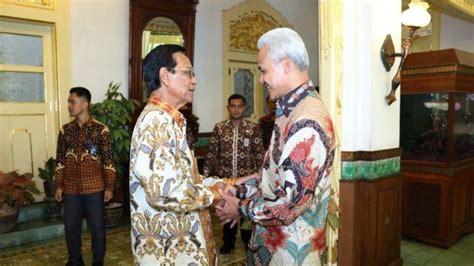 Foto Senyum Semringah Ganjar Bersama Sultan Hb X Capres Pertama Yang